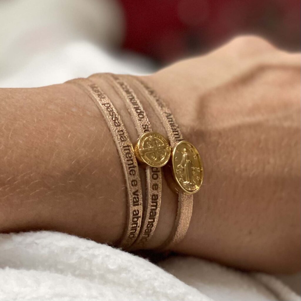 Pulseira com a oração de Maria Passa na Frente + Medalha da Cruz ...