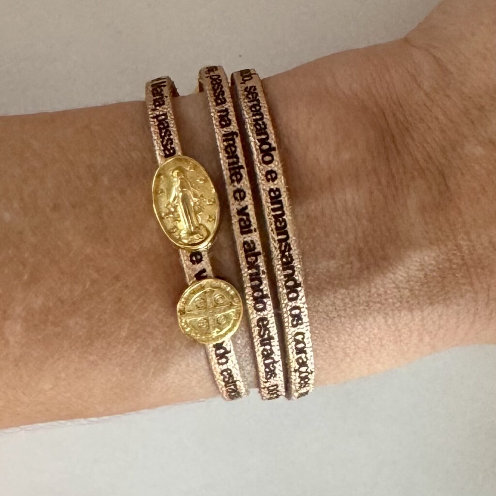 Pulseira com a oração de Maria Passa na Frente + Medalha da Cruz ...